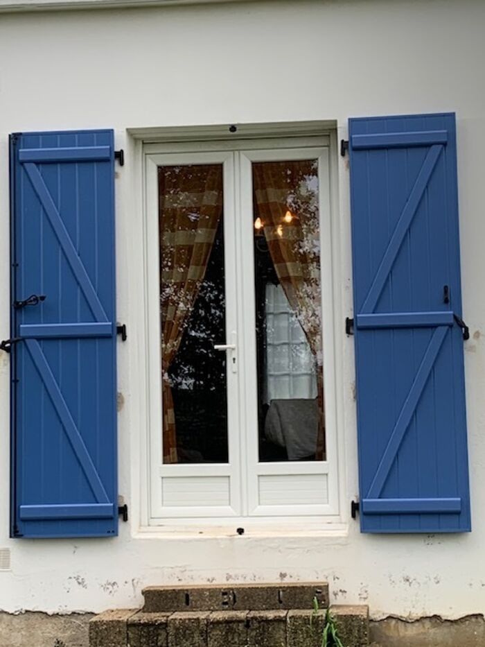 Porte d'entrée avec contre dormant cintré et volets battants alu ...