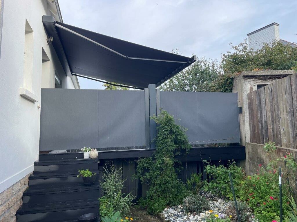 Store banne et stores latéraux sur terrasse - Concarneau